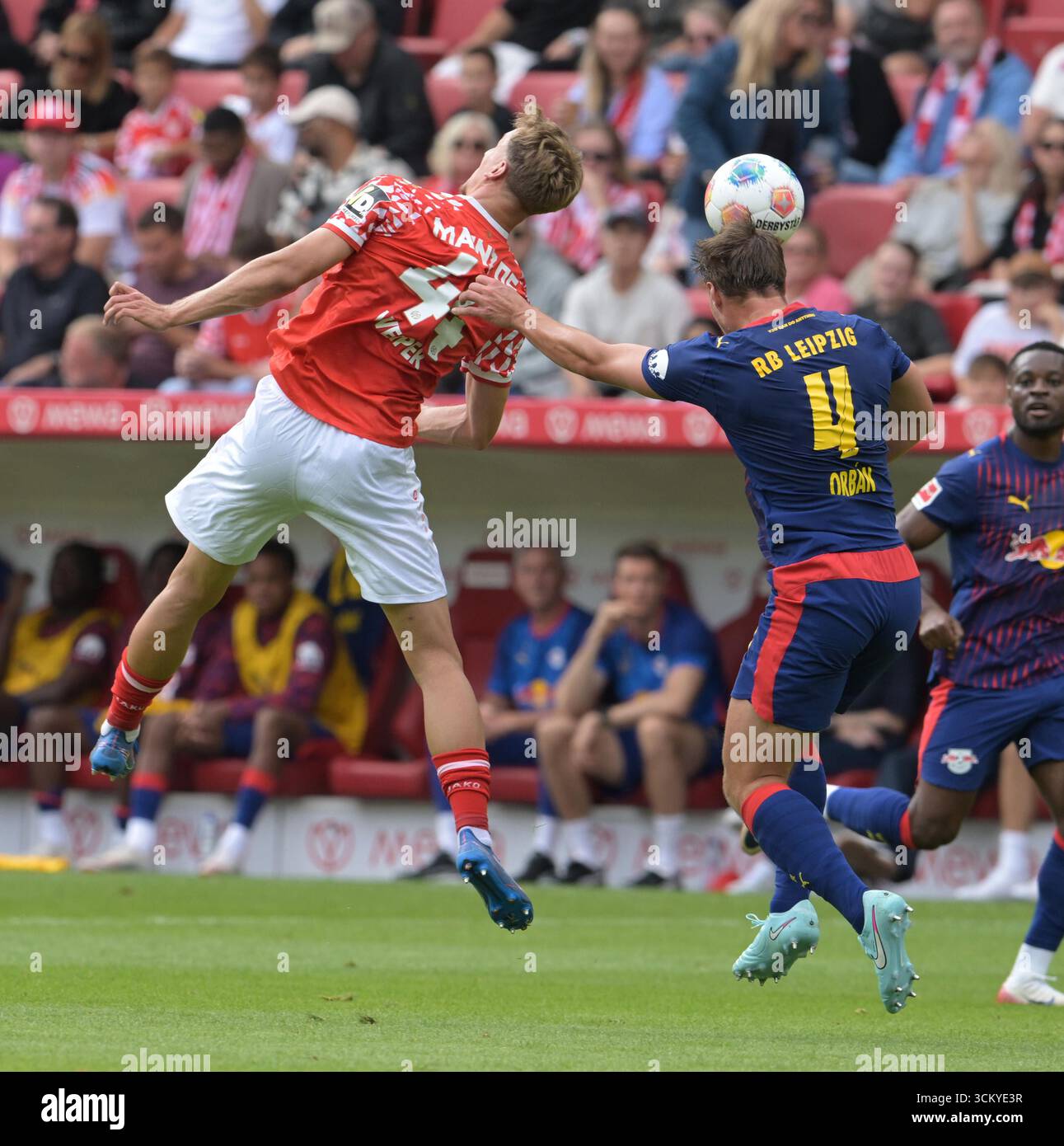 Nelson Weiper. (Li). Gegen. Willi Orban. fotografiert beim Fußball ...