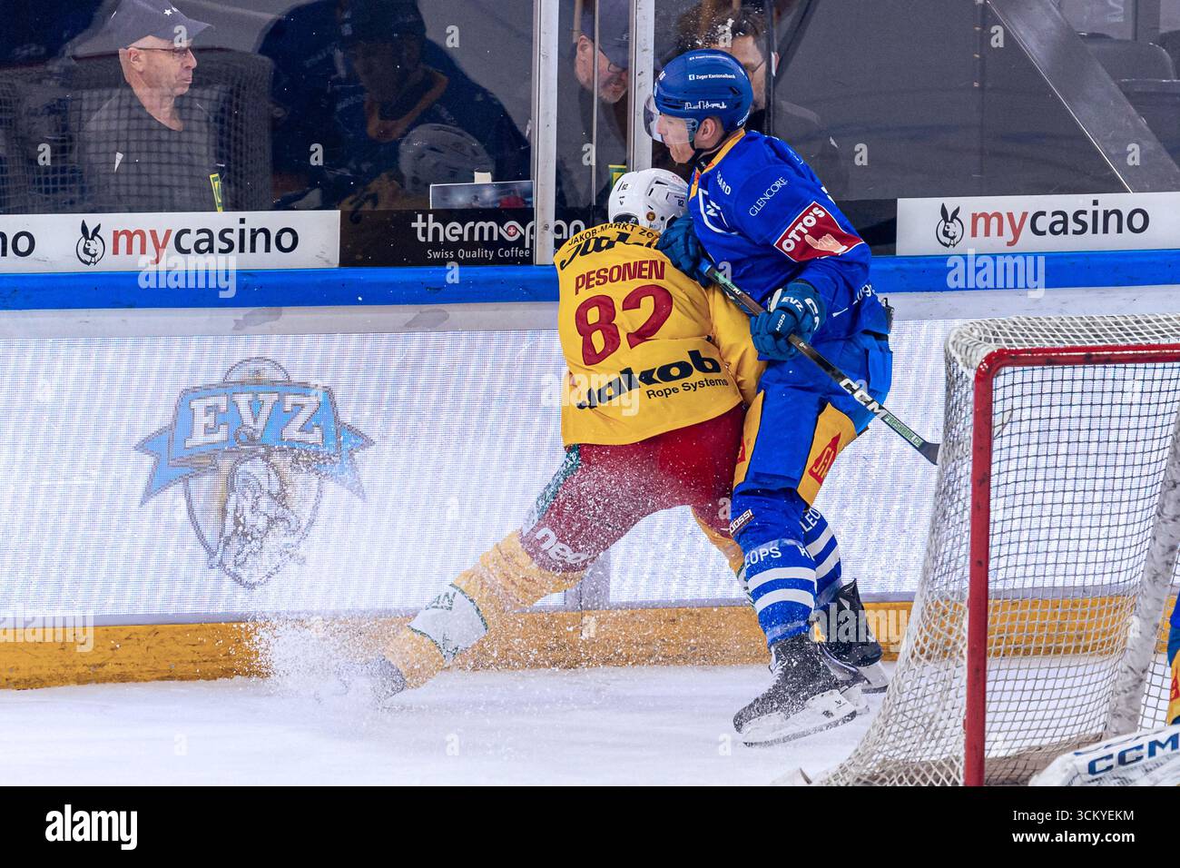 Harri Pesonen #82 (SCL Tigers) drives into the check of David Sklenicka #66 (EV Zug) - 13.09. ...