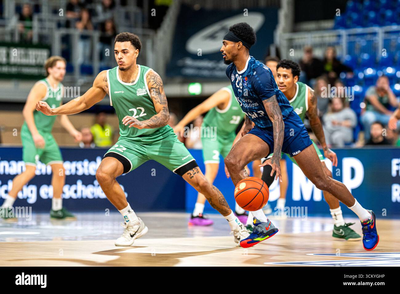 Nolan Adekunle (22; Gladiators Trier) verteidigt gegen Michael Weathers ...