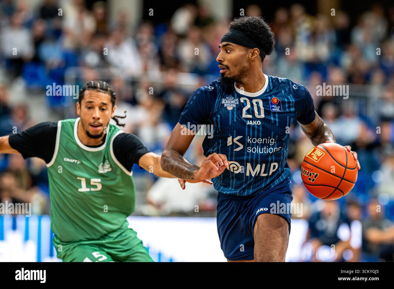 Michael Weathers (20; MLP) dribbelt mit dem Ball im Zweikampf mit ...