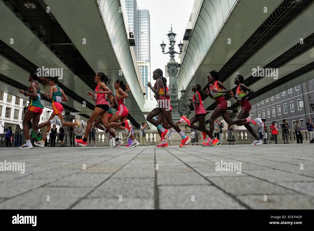 Runners race in the women's marathon at the World Athletics ...