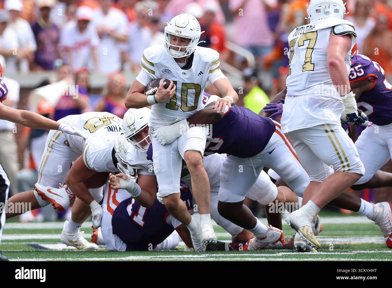 Georgia Tech quarterback Haynes King (10) runs with the football during ...