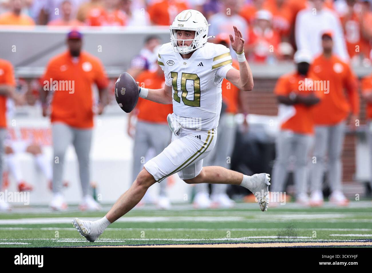 Georgia Tech quarterback Haynes King (10) runs with the football during ...