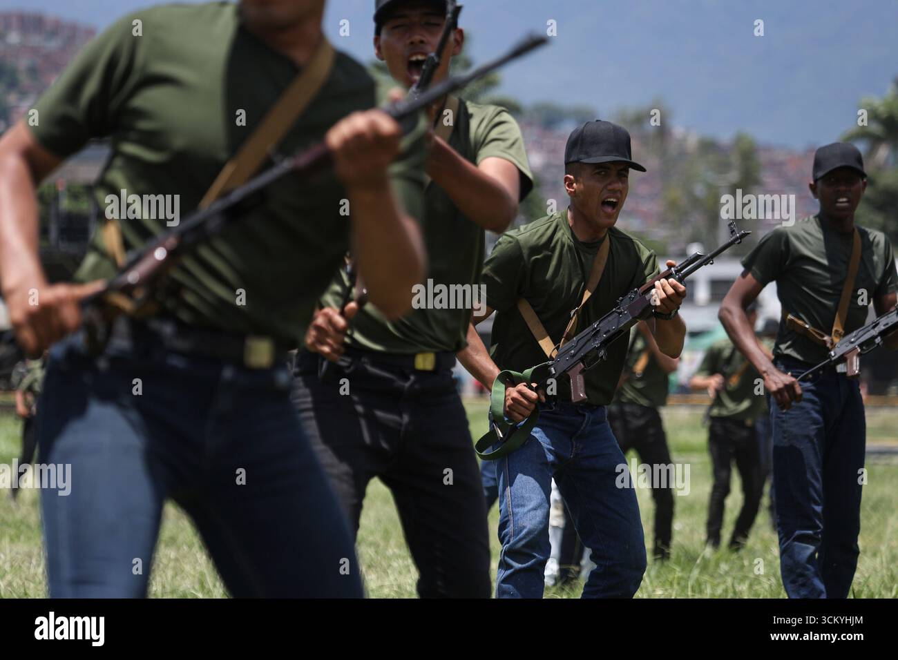 Members of the government-organized militias train at Fort Tiuna in ...