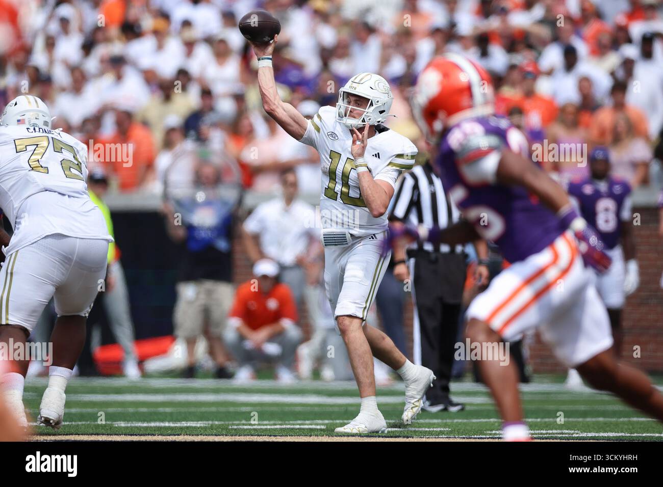 Georgia Tech quarterback Haynes King (10) throws a pass during the ...