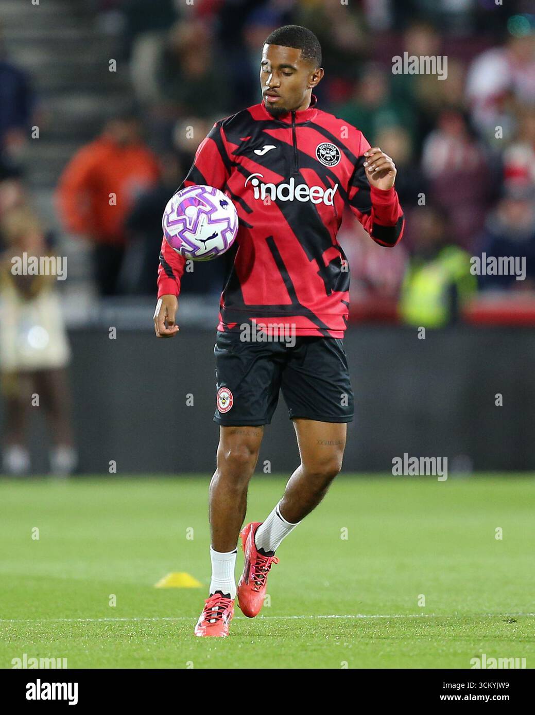 London, England, September 13 2025: Reiss Nelson (11 Brentford) warms ...