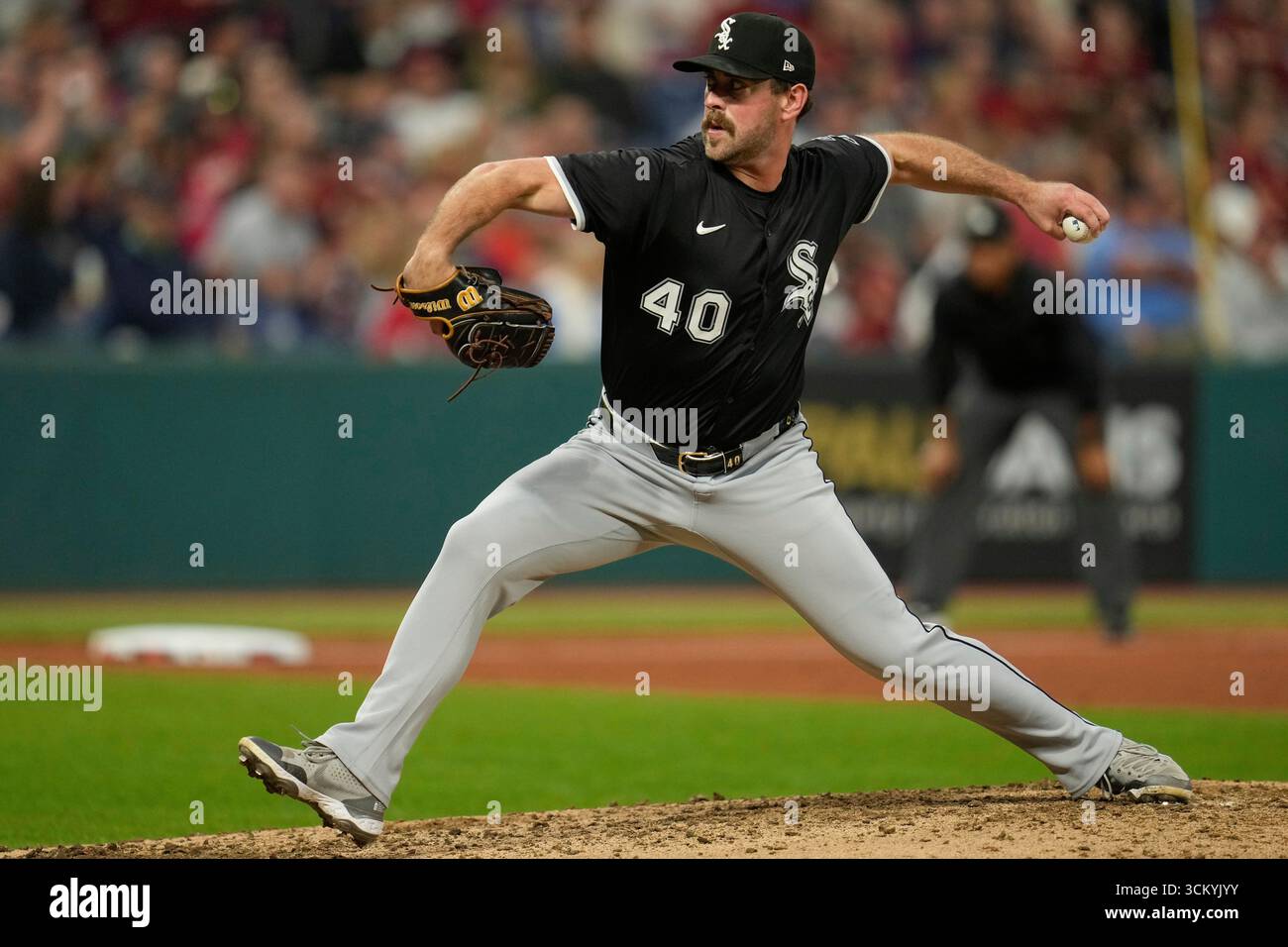 Chicago White Sox's Tyler Gilbert (40) pitches in the sixth inning of a ...
