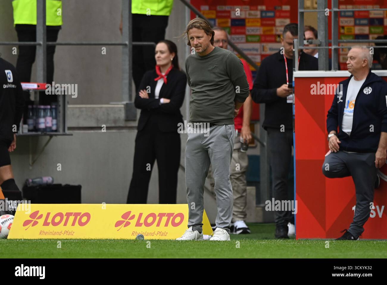 Coach Bo HENRIKSEN (MZ) watches the match 1.FSV Mainz 05 (MZ) - RB ...