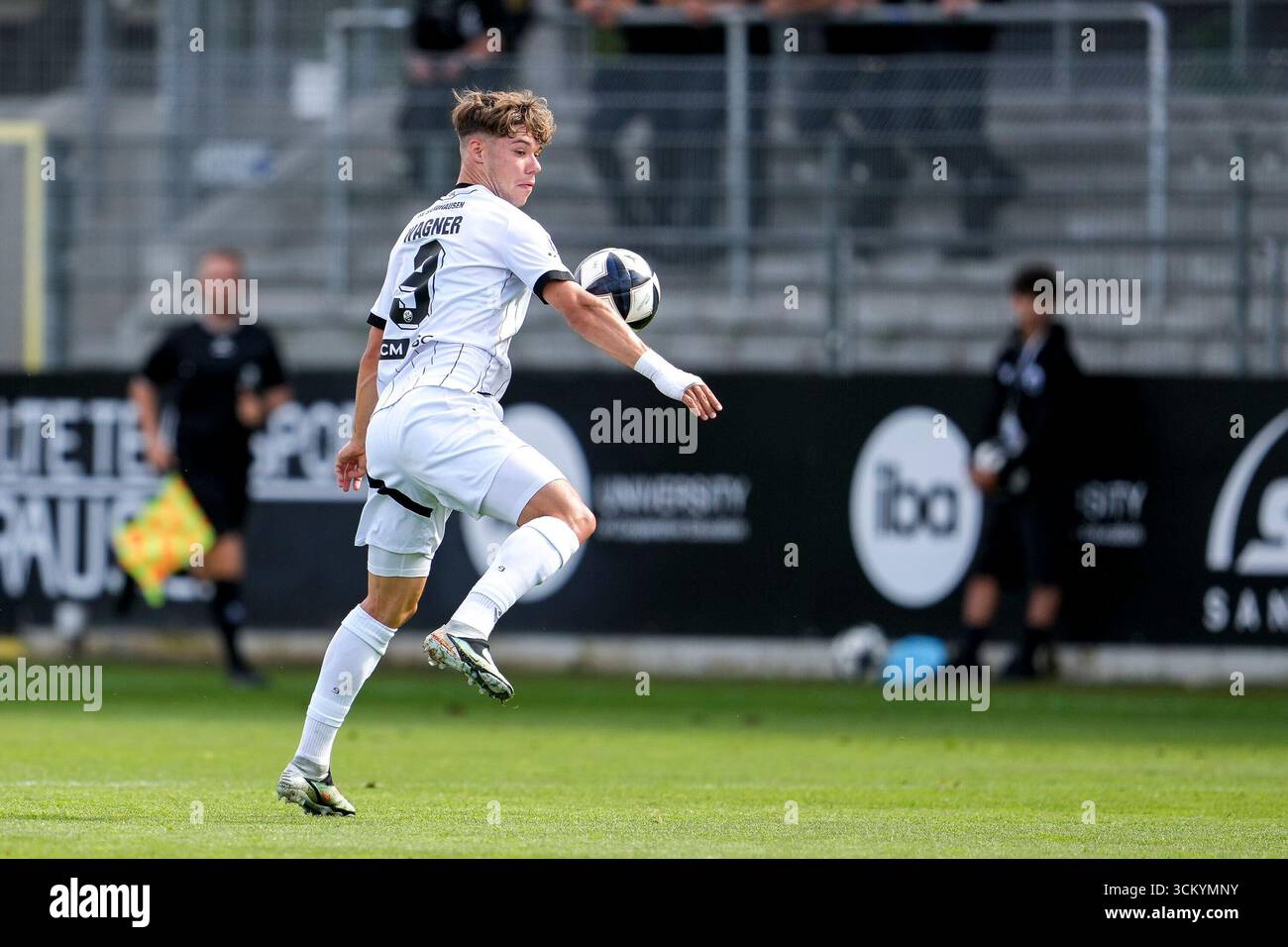 Maximilian Wagner (SVS, 9), am Ball, Freisteller, Ganzkörper ...