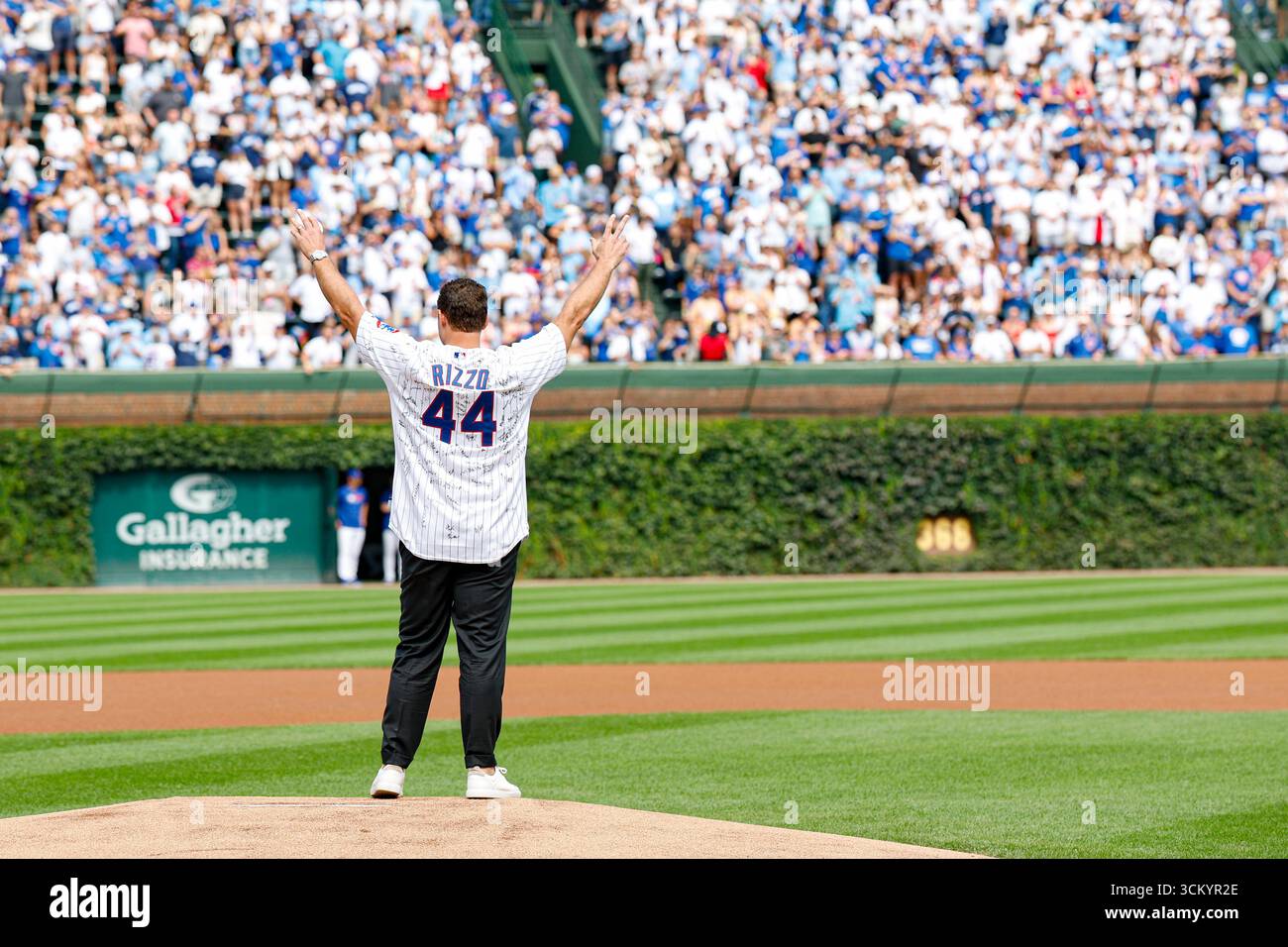 Former Chicago Cubs player Anthony Rizzo greets fans before throwing ...