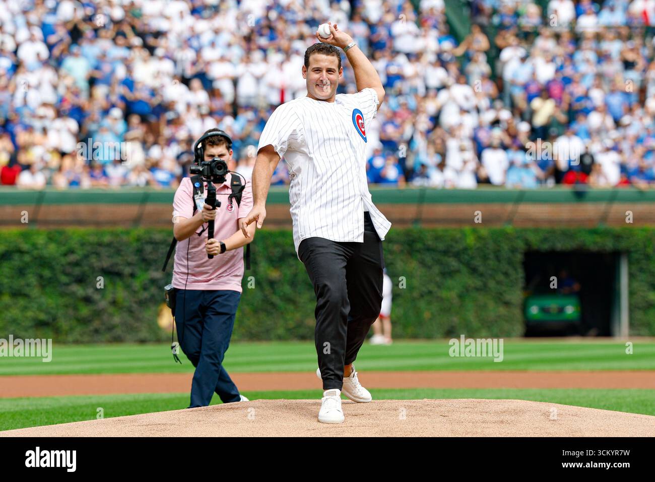 Former Chicago Cubs player Anthony Rizzo throws out a ceremonial first ...