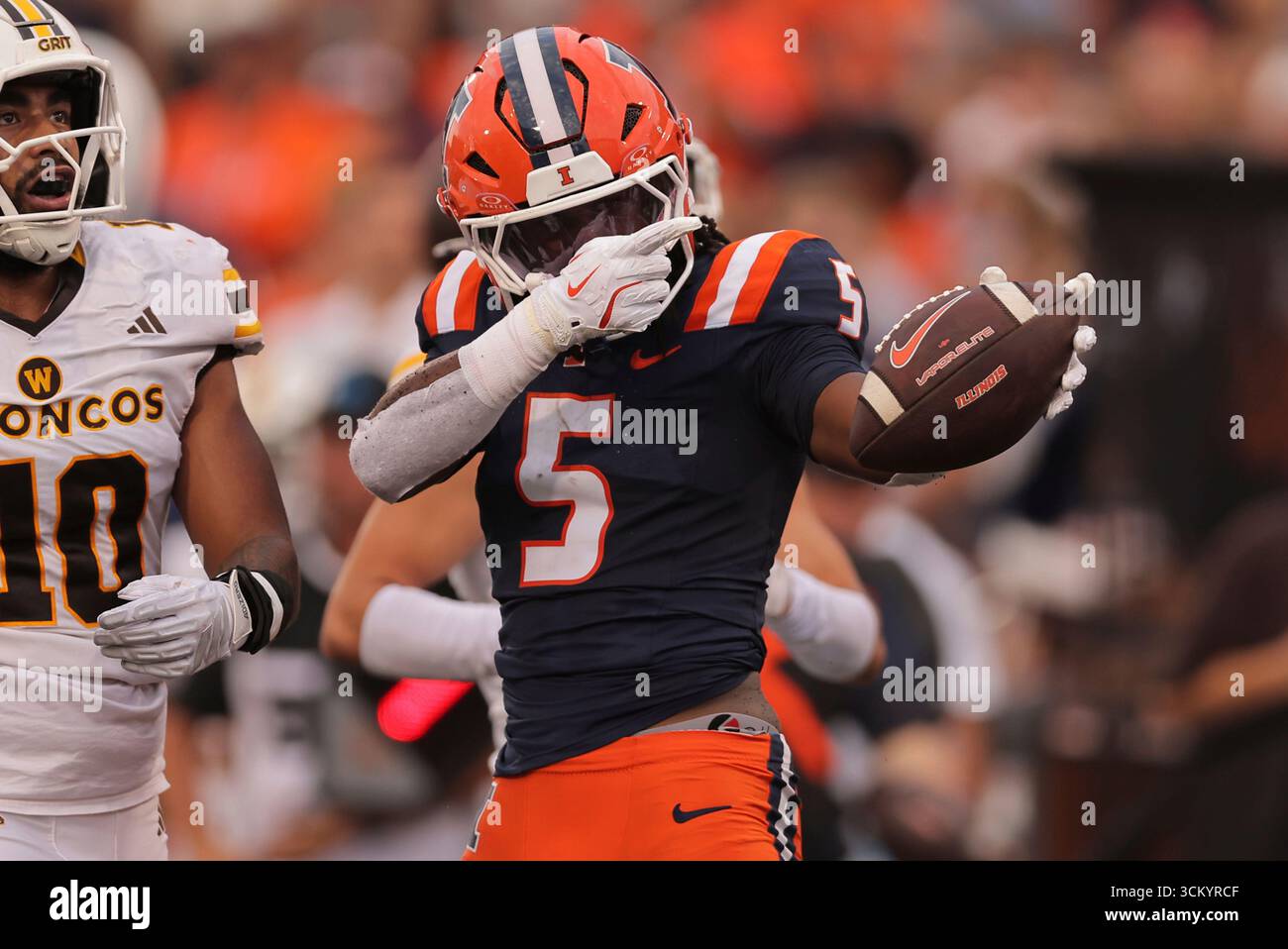 Illinois Ca'Lil Valentine (5) celebrates after a first down during an ...