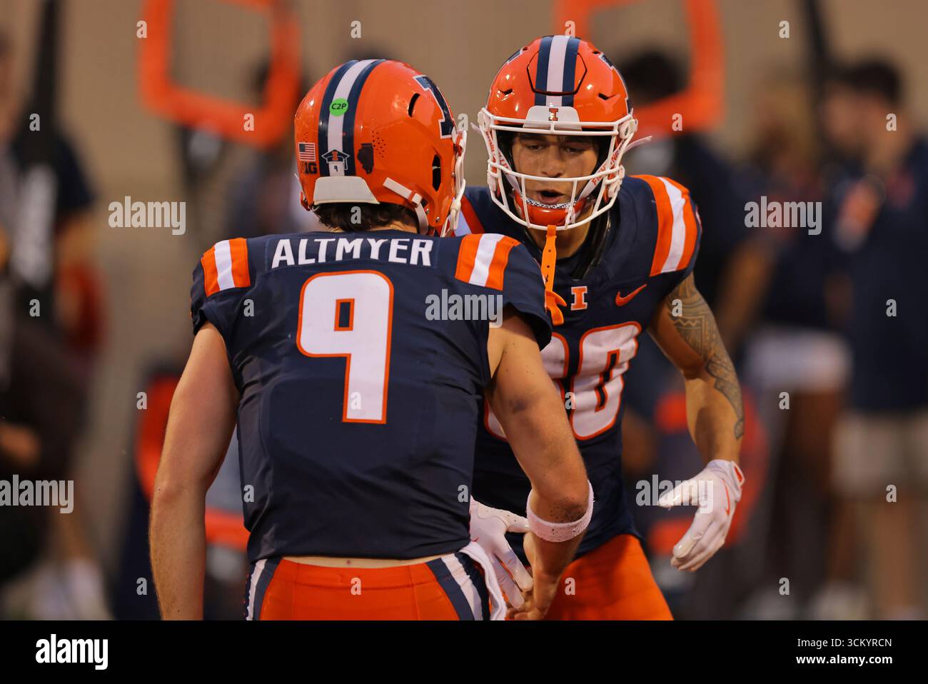 Illinois Luke Altmyer (9) celebrates with Illinois Hank Beatty (80 ...