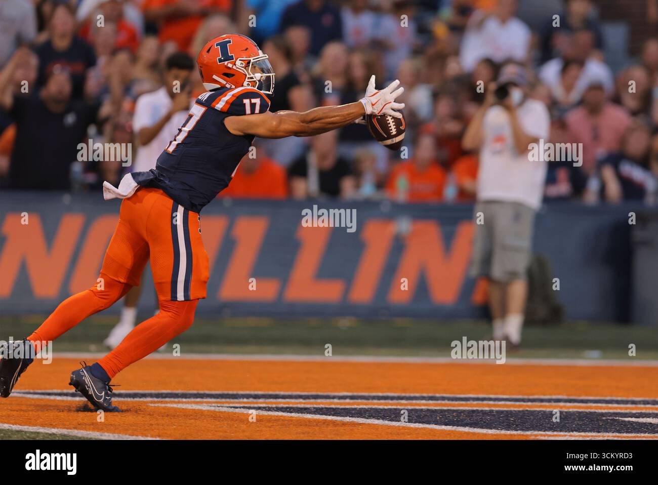 Illinois Collin Dixon (17) reaches out for the ball during an NCAA ...