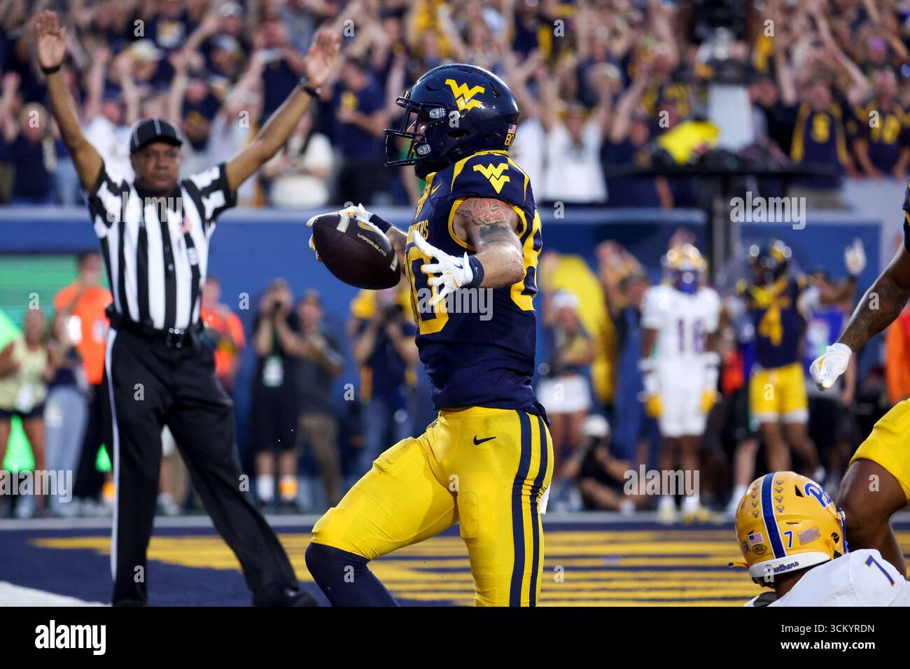 MORGANTOWN, WV - SEPTEMBER 13: West Virginia Mountaineers tight end ...