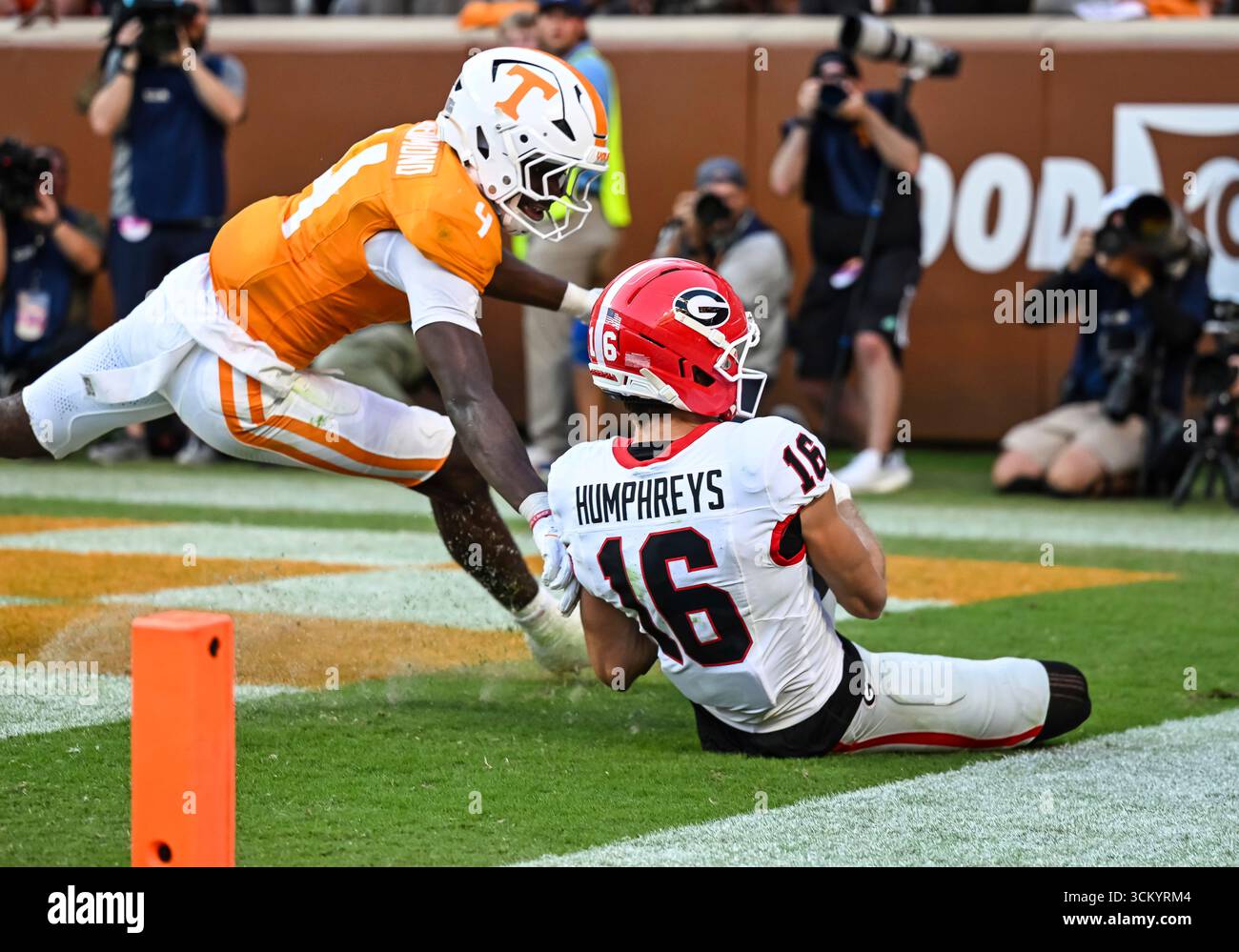 KNOXVILLE, TN - SEPTEMBER 13: Georgia Bulldogs wide receiver London ...