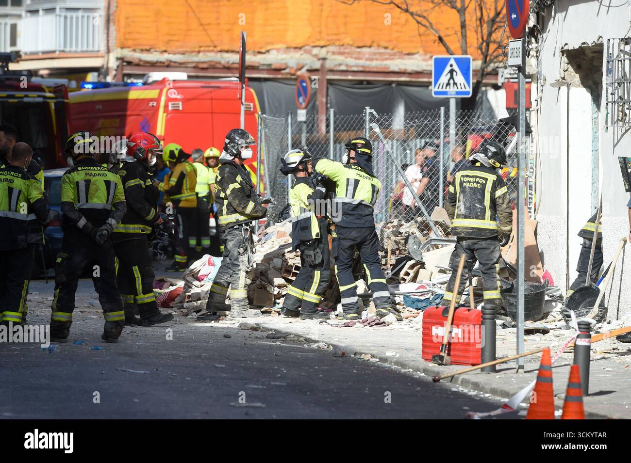 (250914) -- MADRID, Sept. 14, 2025 (Xinhua) -- Firefighters enter a ...