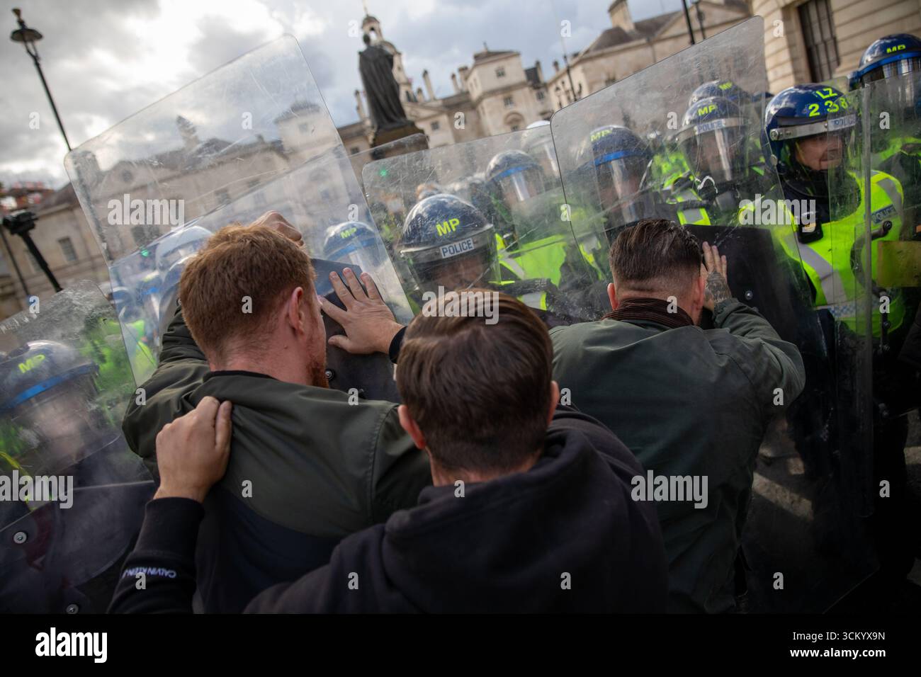 Metropolitan Police riot officers clash with protestors at a ...