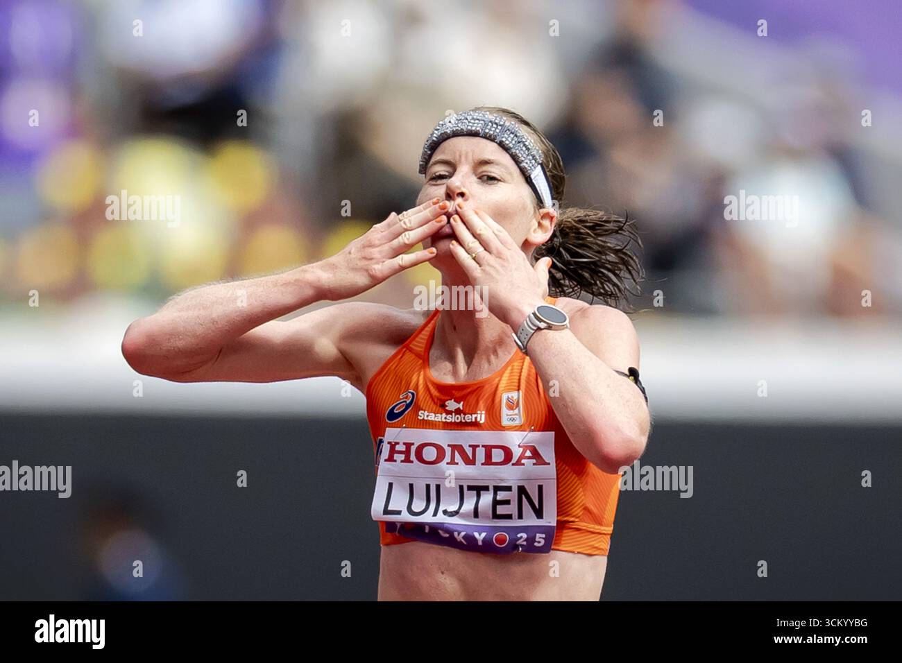 TOKYO - Anne Luijten competing in the marathon at the World Athletics ...