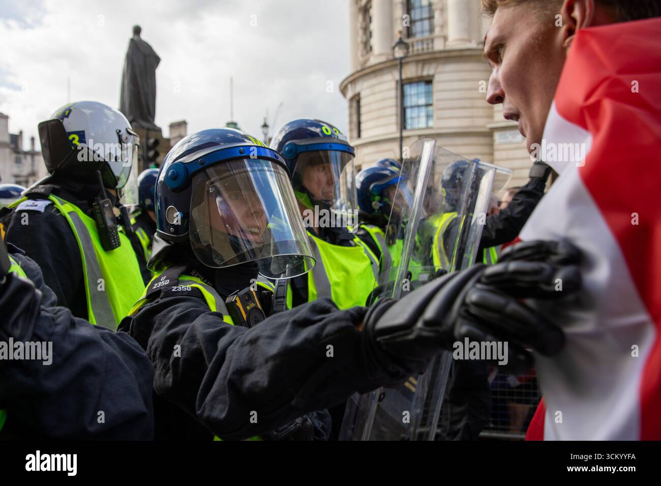 Metropolitan Police riot officers clash with protestors at a ...