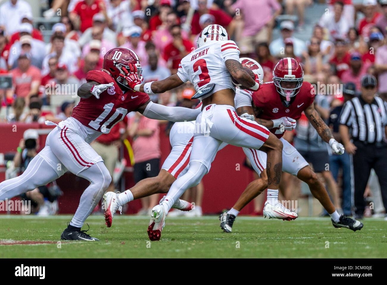 Alabama linebacker Justin Jefferson (10) chases Wisconsin wide receiver ...