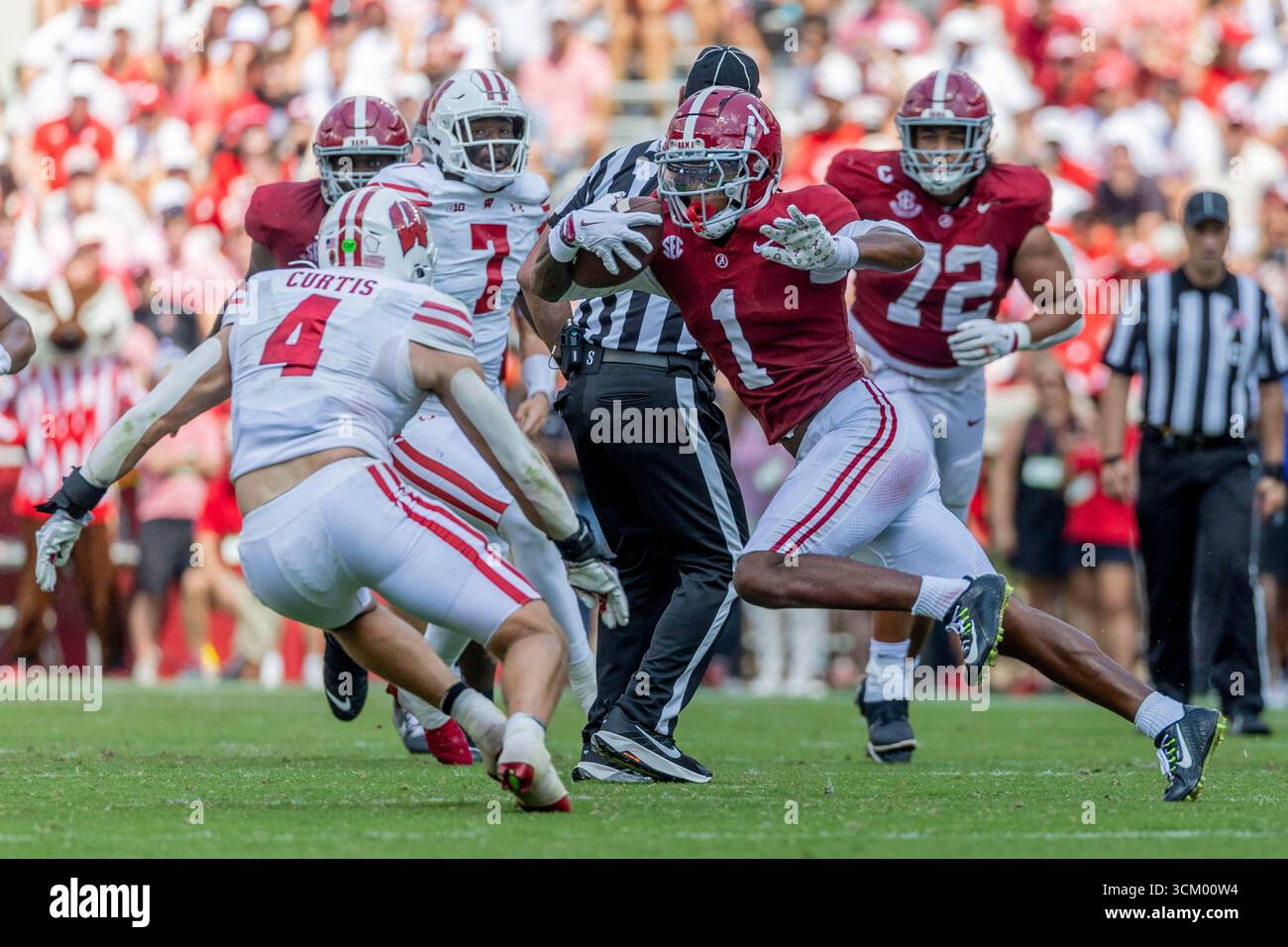Alabama wide receiver Isaiah Horton (1) runs past Wisconsin linebacker ...