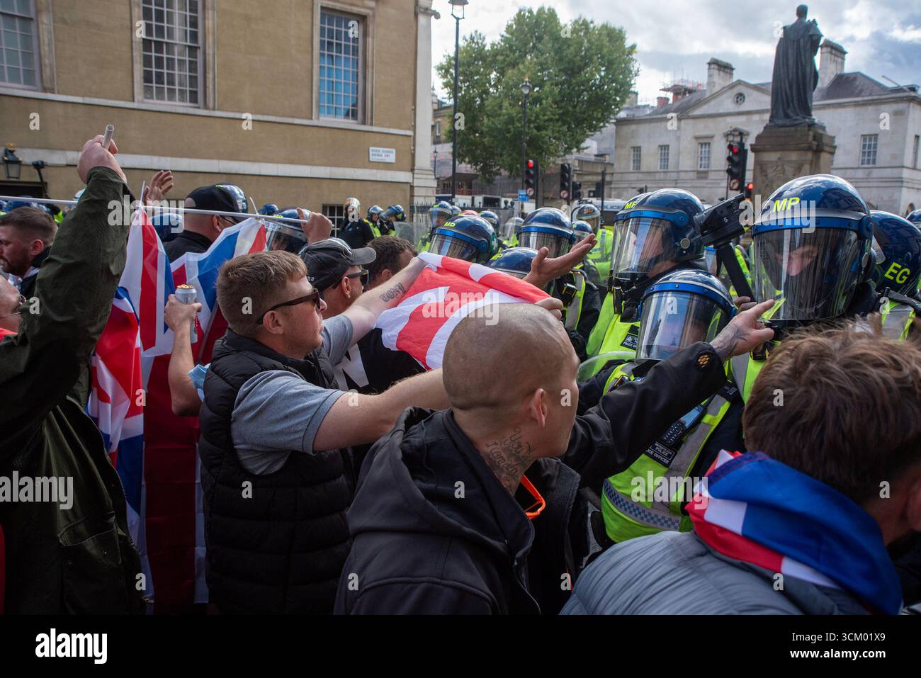 Protesters blame the riot police during the 'Unite the Kingdom ...