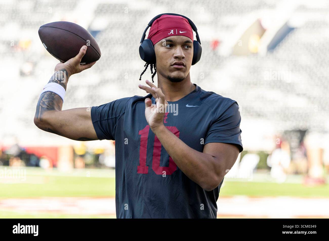 Alabama quarterback Austin Mack (10) warms up before an NCAA college ...