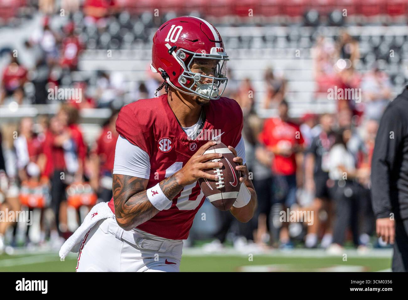 Alabama quarterback Austin Mack (10) warms up before an NCAA college ...