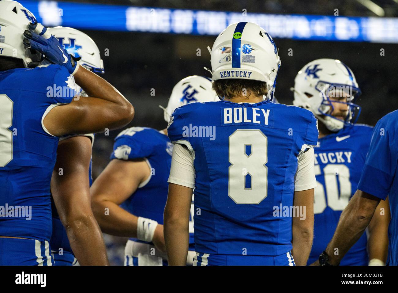 Kentucky quarterback Cutter Boley (8) waits to hear a play call during ...