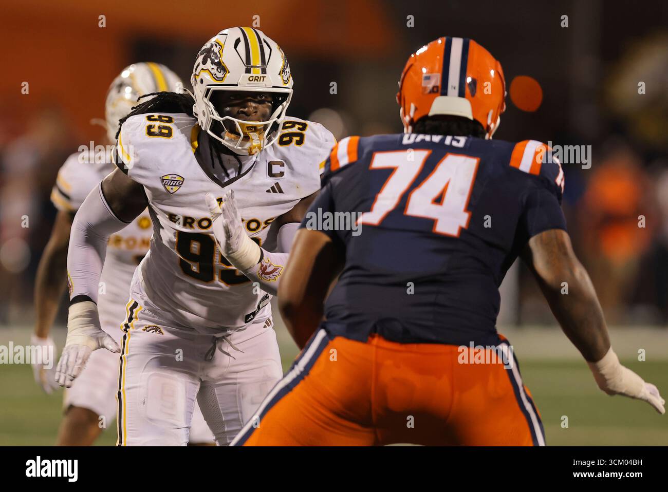 Western Michigan Rodney McGraw (99) rushes Illinois J.C. Davis (74 ...
