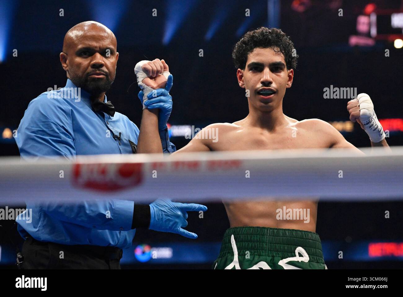 Mohammed Alakel, right, celebrates after defeating Travis Crawford by ...