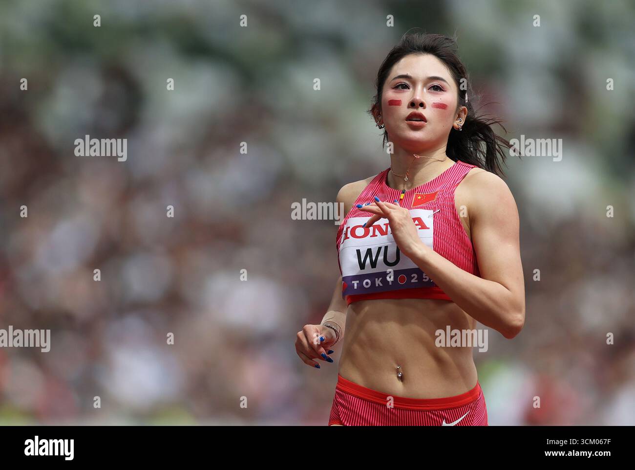 (250914) -- TOKYO, Sept. 14, 2025 (Xinhua) -- Wu Yanni of China crosses ...