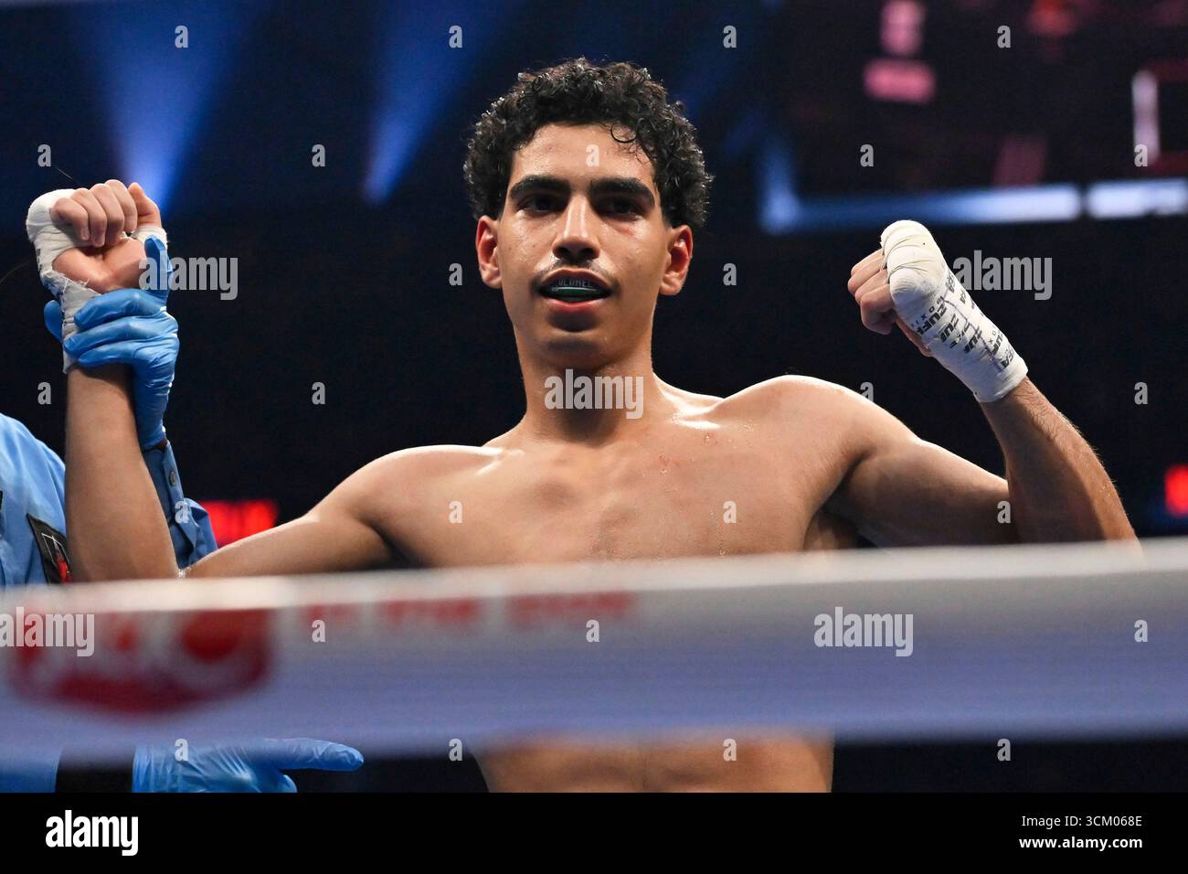 Mohammed Alakel celebrates after defeating Travis Crawford by unanimous ...