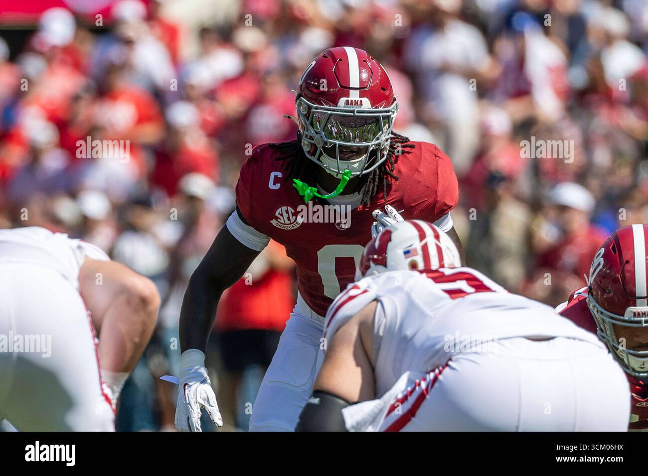 Alabama linebacker Deontae Lawson (0) sets up at the line against ...