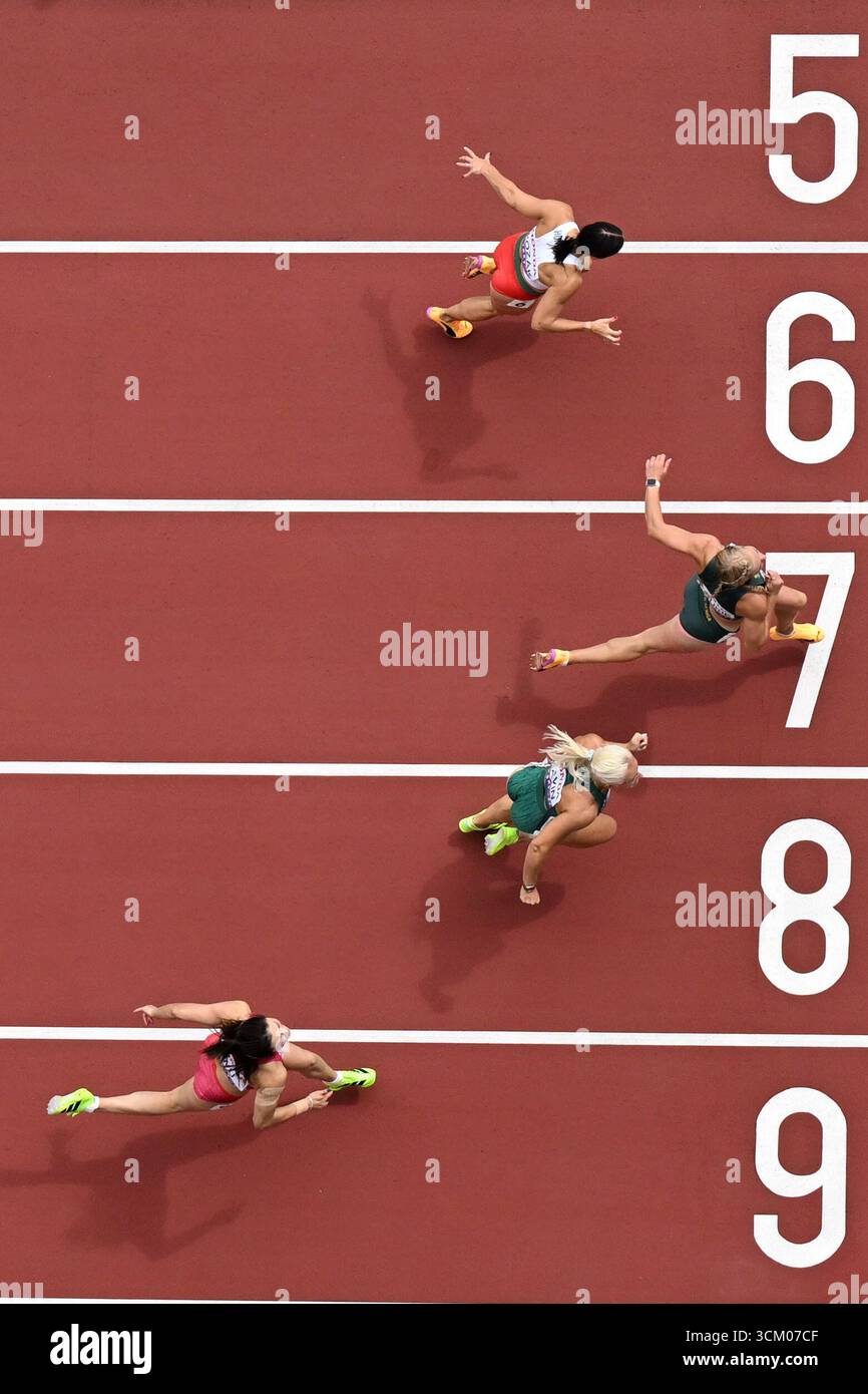 (250914) -- TOKYO, Sept. 14, 2025 (Xinhua) -- Athletes sprint to the ...