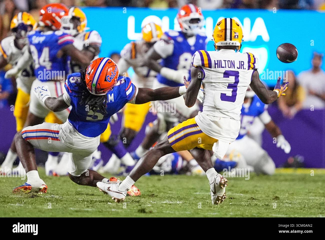 Florida linebacker Myles Graham (5) can't reach a pass as he covers LSU ...