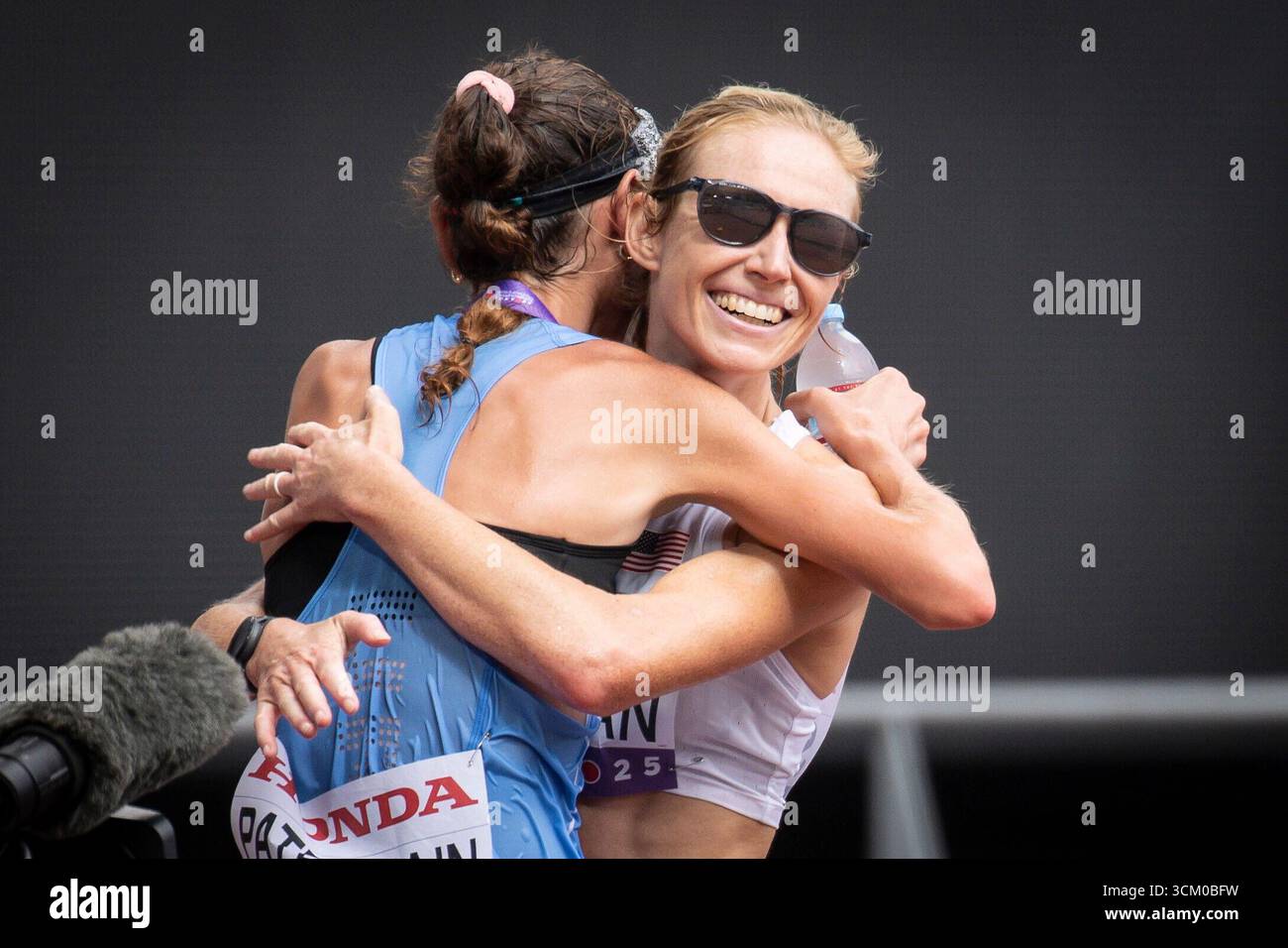 Susanna Sullivan (USA), Platz 4 freut sich mit Julia Paternain (URU ...