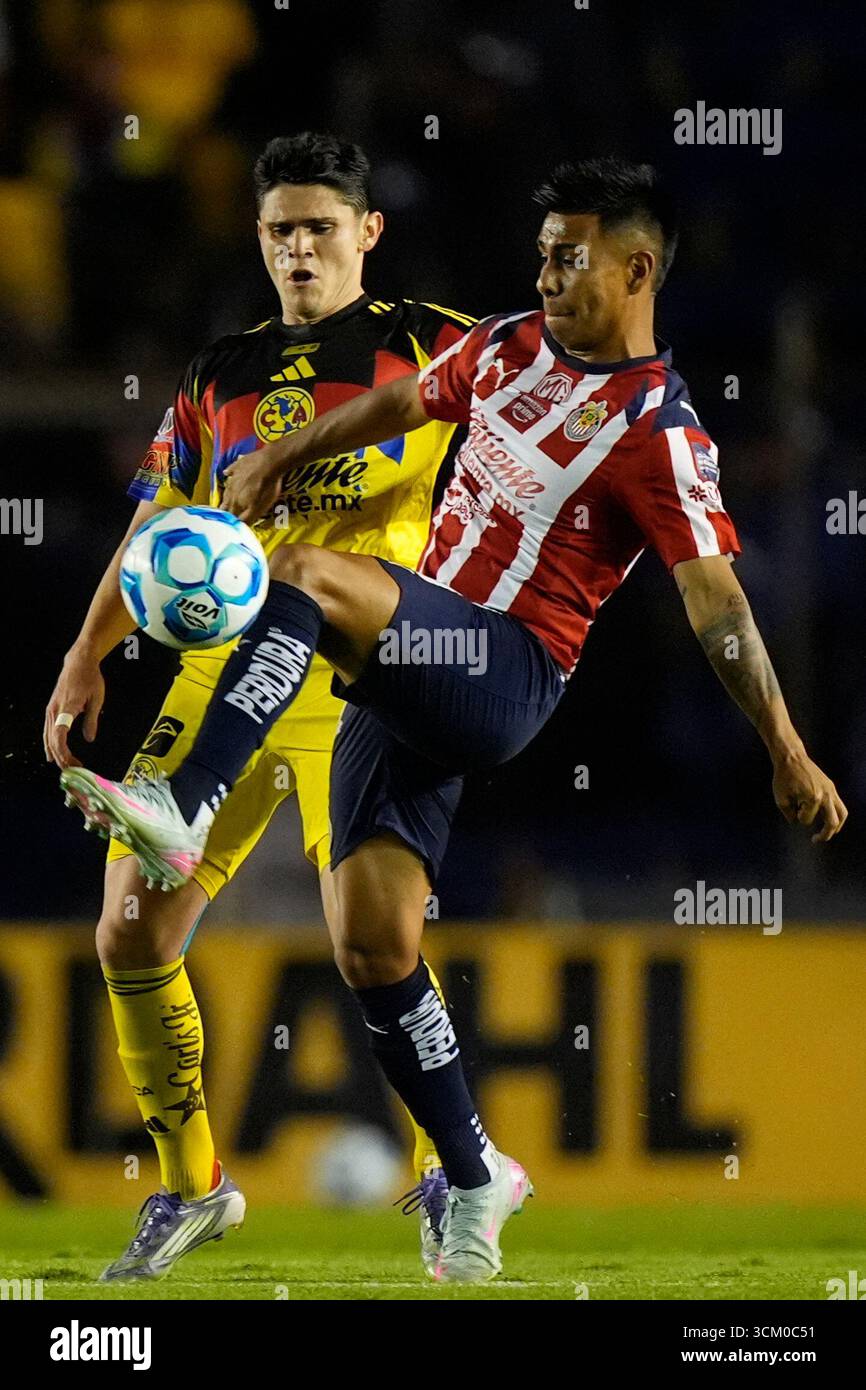 Efraín Álvarez of Guadalajara, right, and Israel Reyes of America ...