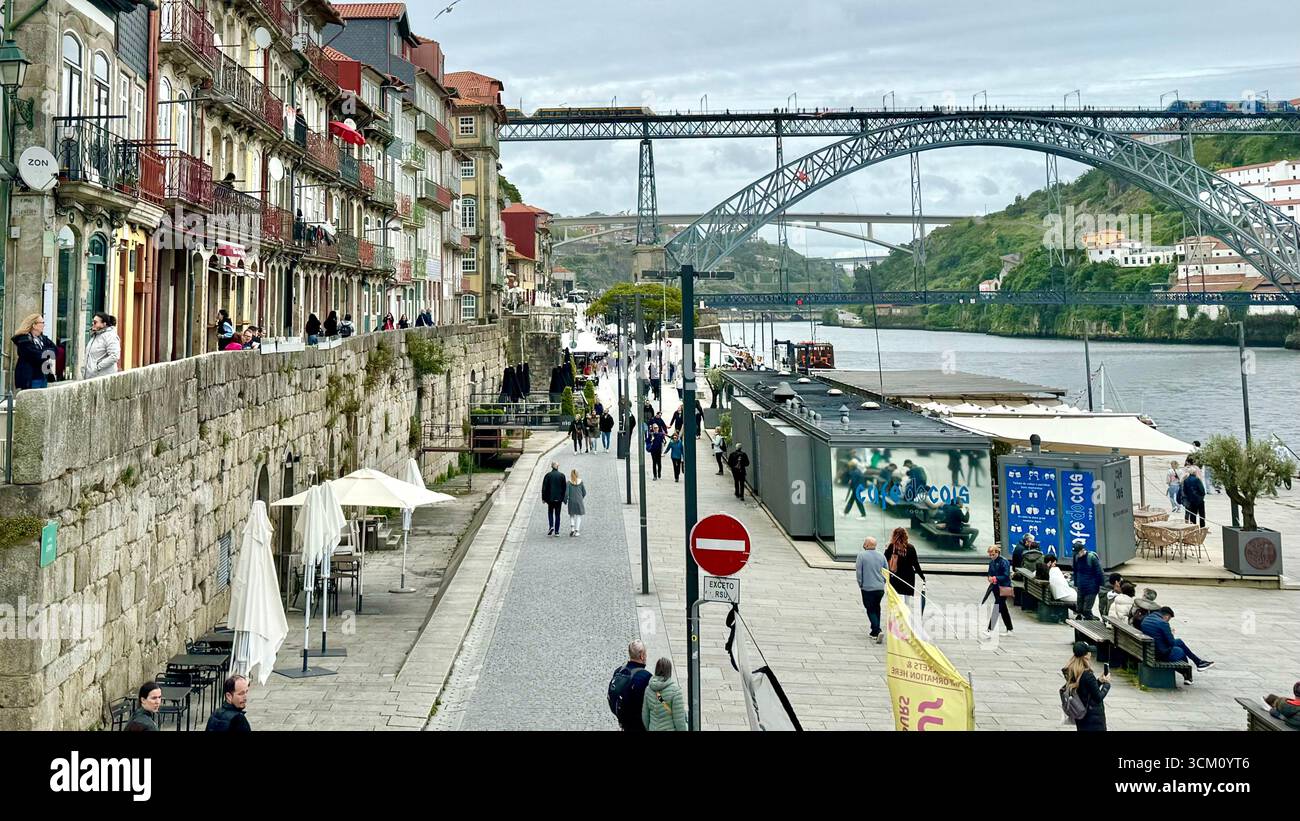 Dom Luís I Bridge crossing Douro River Porto Portugal Stock Photo - Alamy