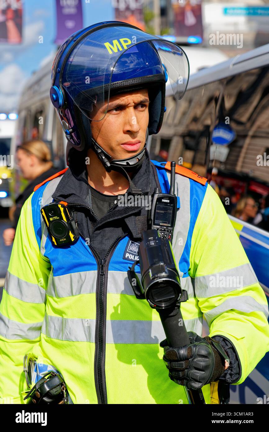Metropolitan police crowd control Stock Photo - Alamy