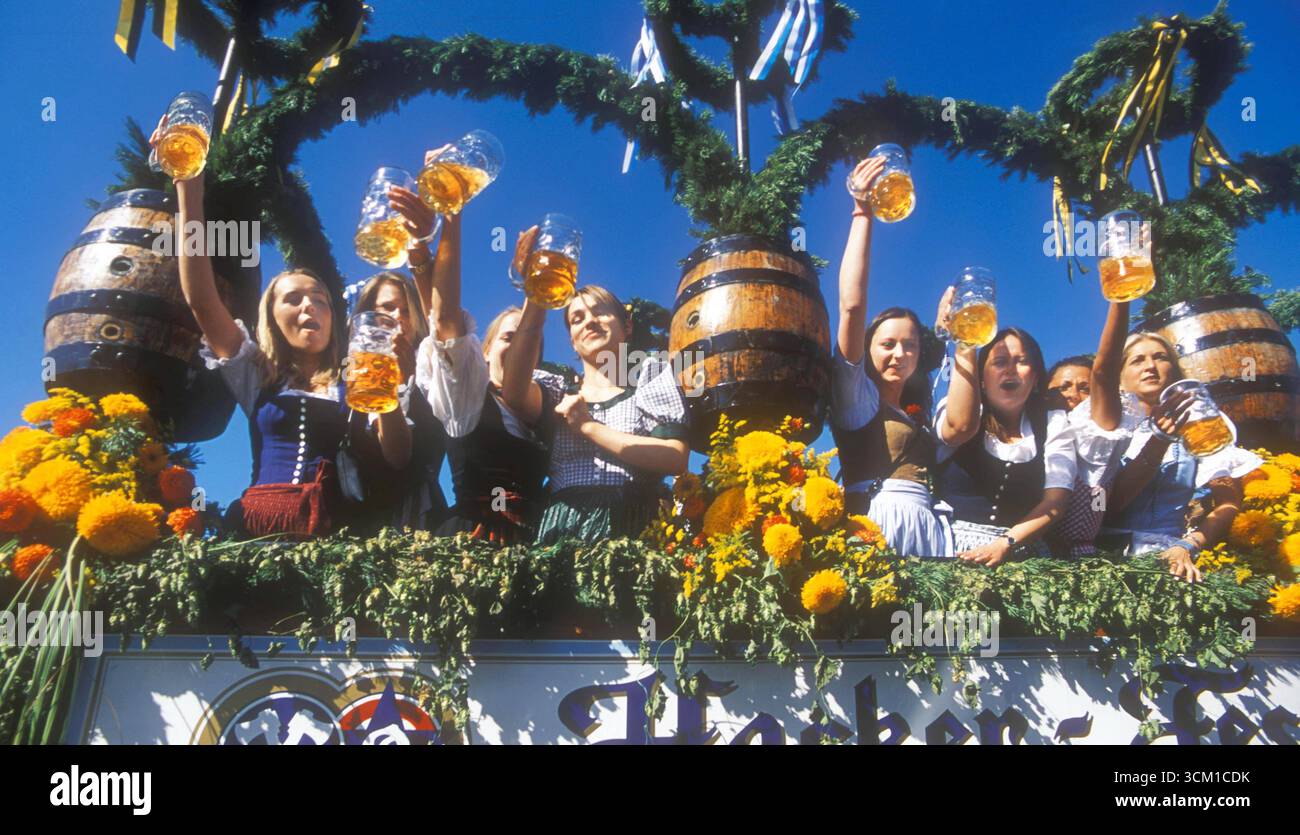 München, Oktoberfest 2025, Bier, Bierpreis,Mass, Maßkrug Das Bier auf ...