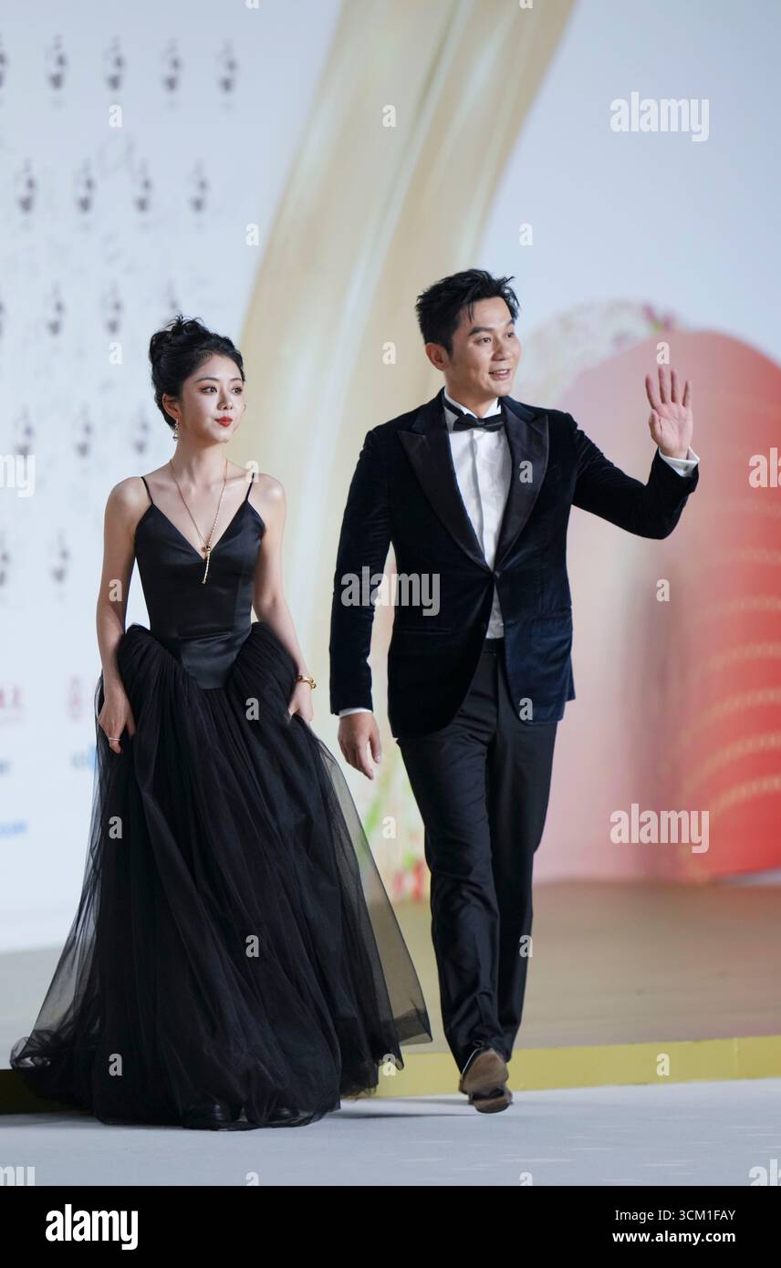 (250914) -- CHENGDU, Sept. 14, 2025 (Xinhua) -- Actress Tan Songyun (L ...