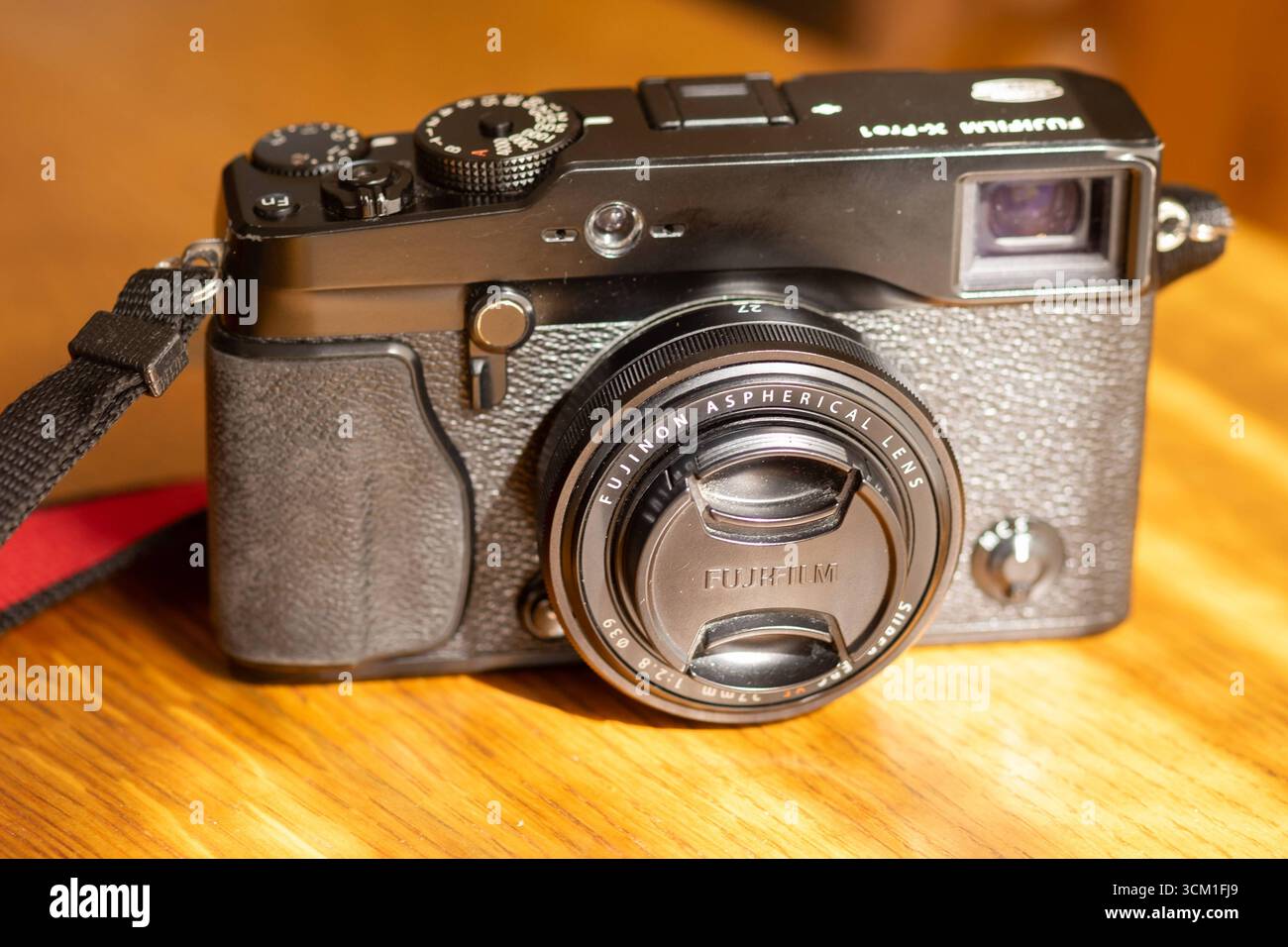 Eine Fujifilm X-Pro 1, die erste Fujifilm spiegellose Systemkamera mit ...