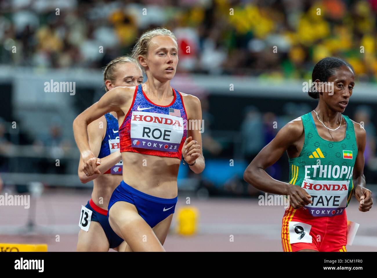 Taylor Roe (USA) runs the final of the 10,000 meters in a time of 32:12 ...
