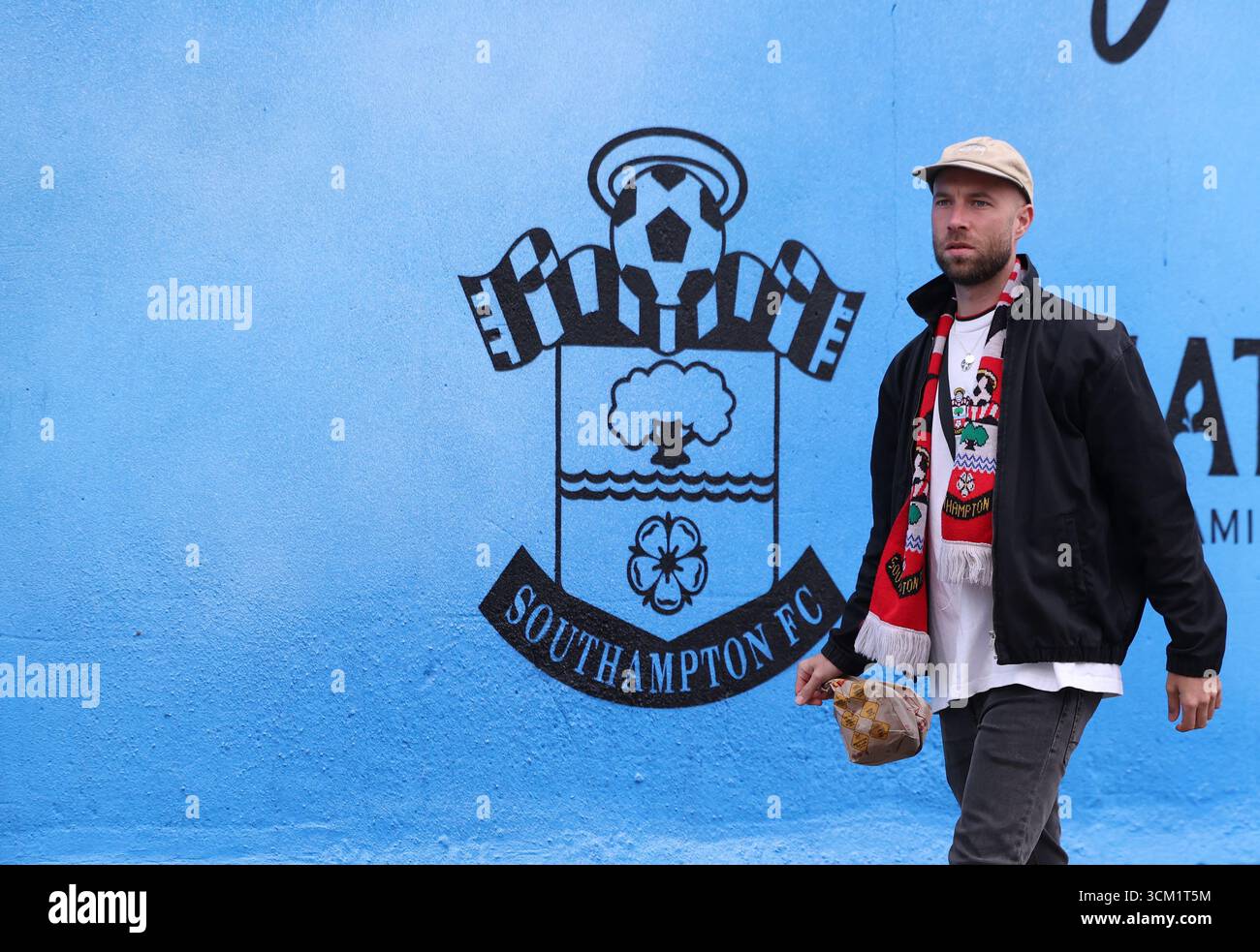 Southampton, UK. 14th Sep, 2025. Southampton fans arrive outside the ...