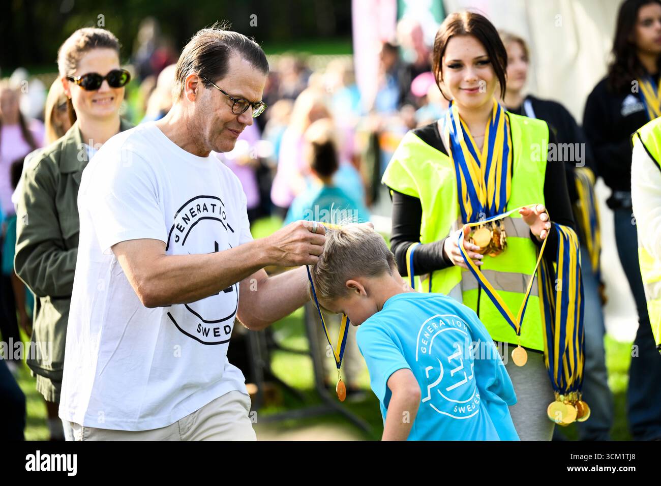 Prince Daniel hands out medals to the children running the Prince ...