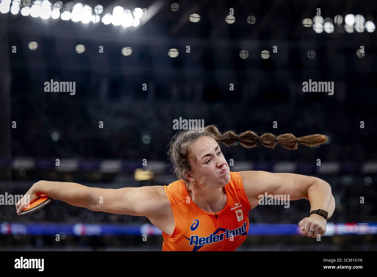 TOKYO - Jorinde van Klinken in the discus throw final at the World ...