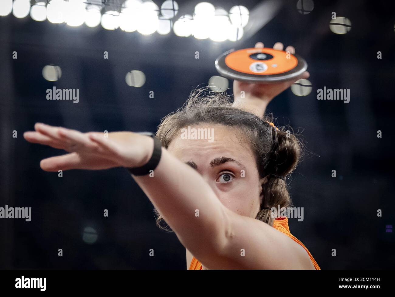 TOKYO - Jorinde van Klinken in the discus throw final at the World ...