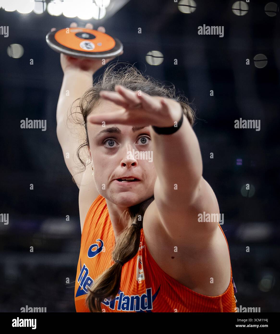 TOKYO - Jorinde van Klinken in the discus throw final at the World ...